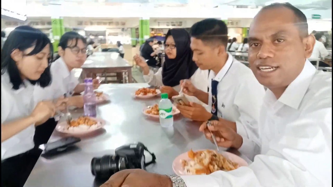 Makan daging buaya di Thailand - YouTube