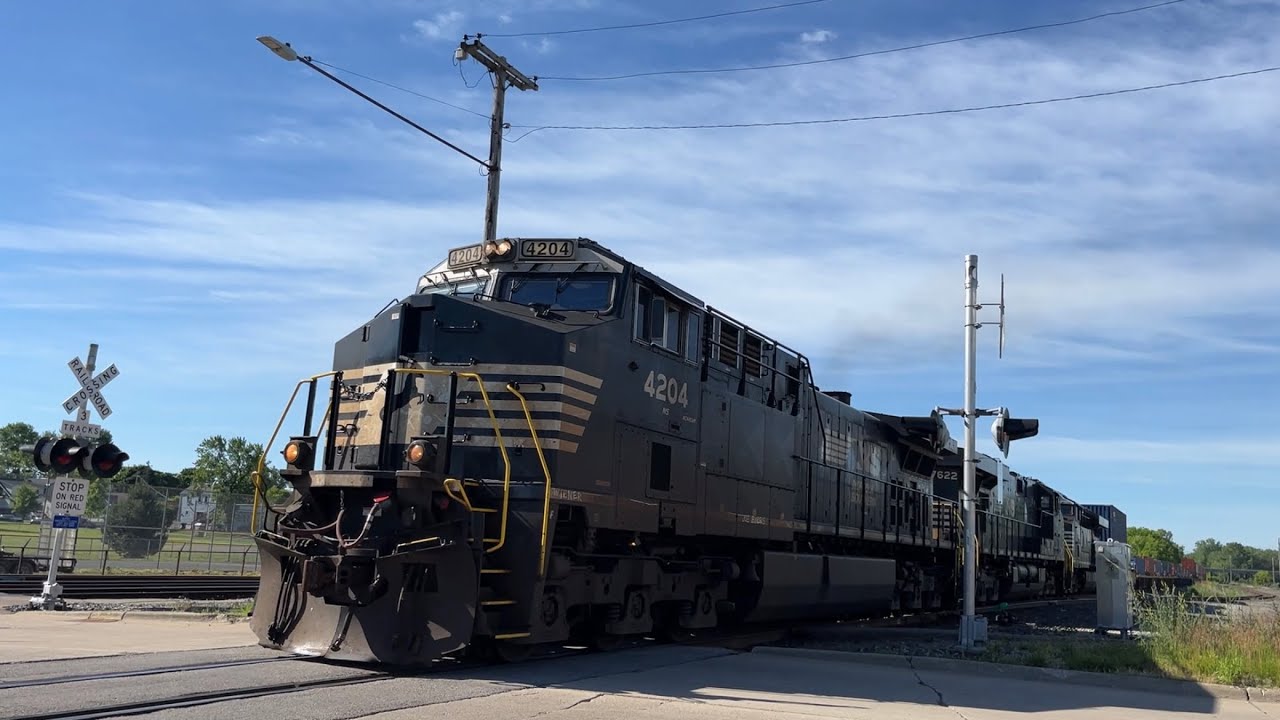 NS #’s 4204 (AC44C6M), 7622 (ES44DC) & 8035 (ES44AC) lead NS 20N north ...