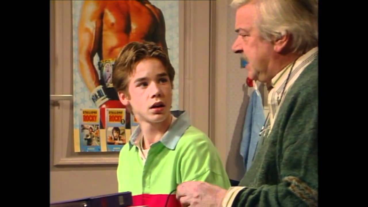 Oppassen!!! - Aflevering 20 - Opa Rambo 1/3 - YouTube