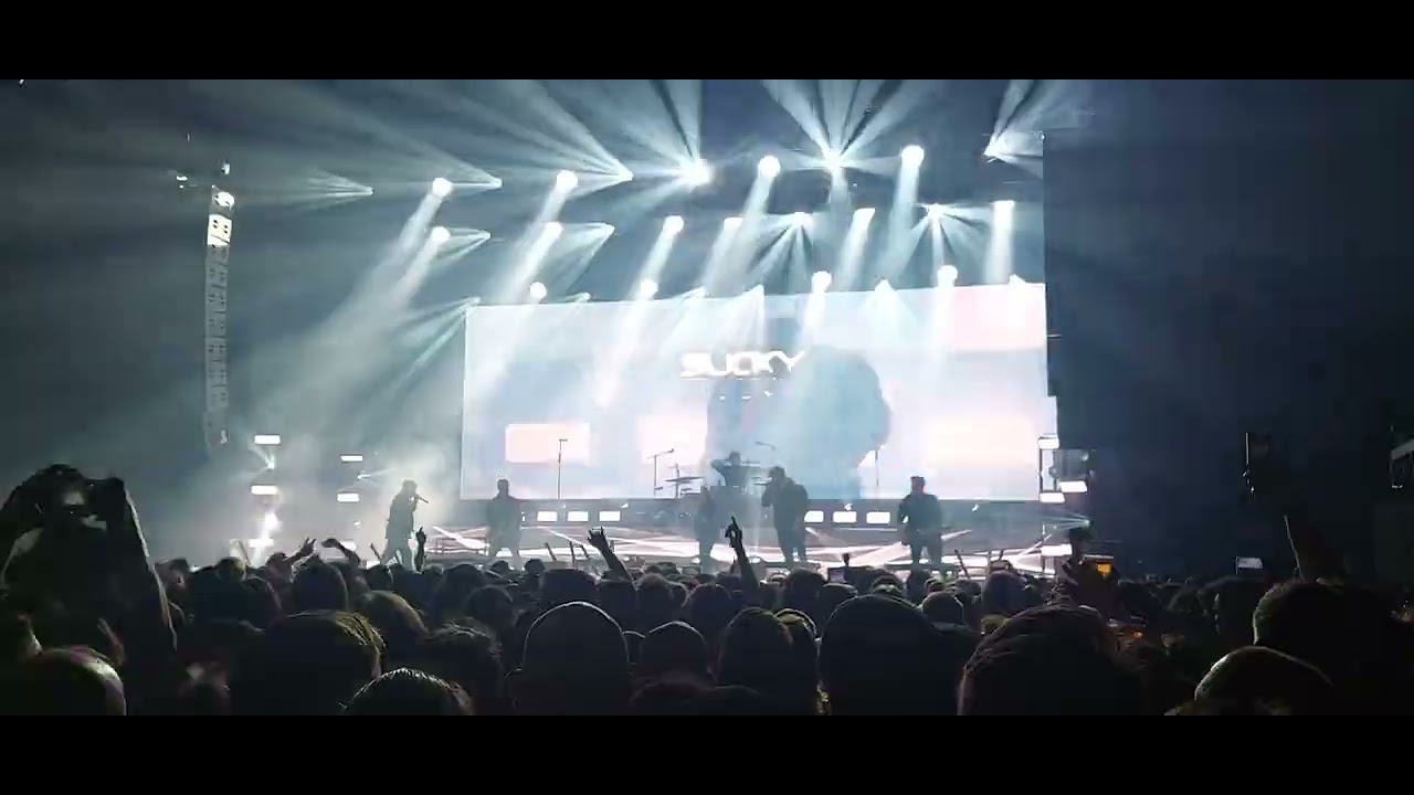 Electric Callboy - Tekkno Train (live 1-3-2023 Tilburg - 013) - YouTube