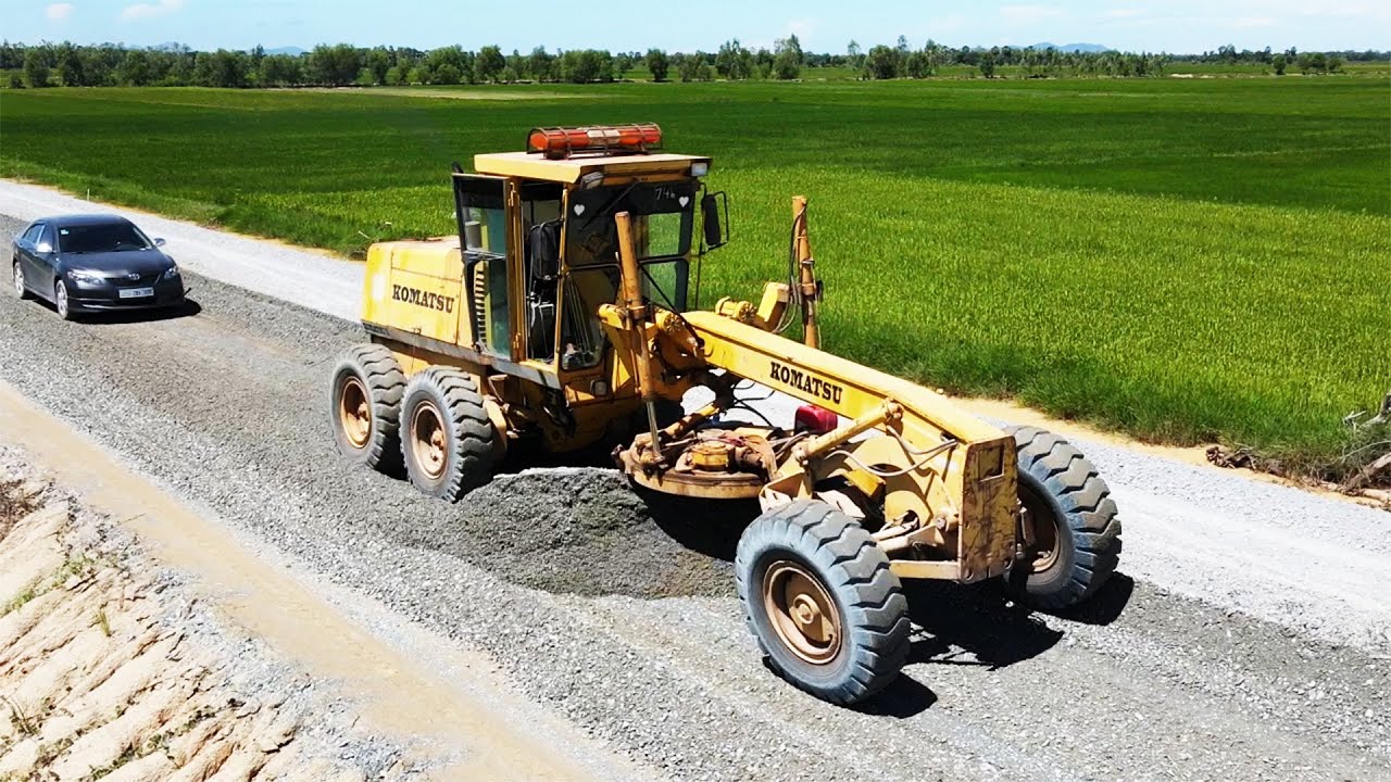 Technique Skill Motor Grader Grading Mixng Gravel Foundation Road - YouTube