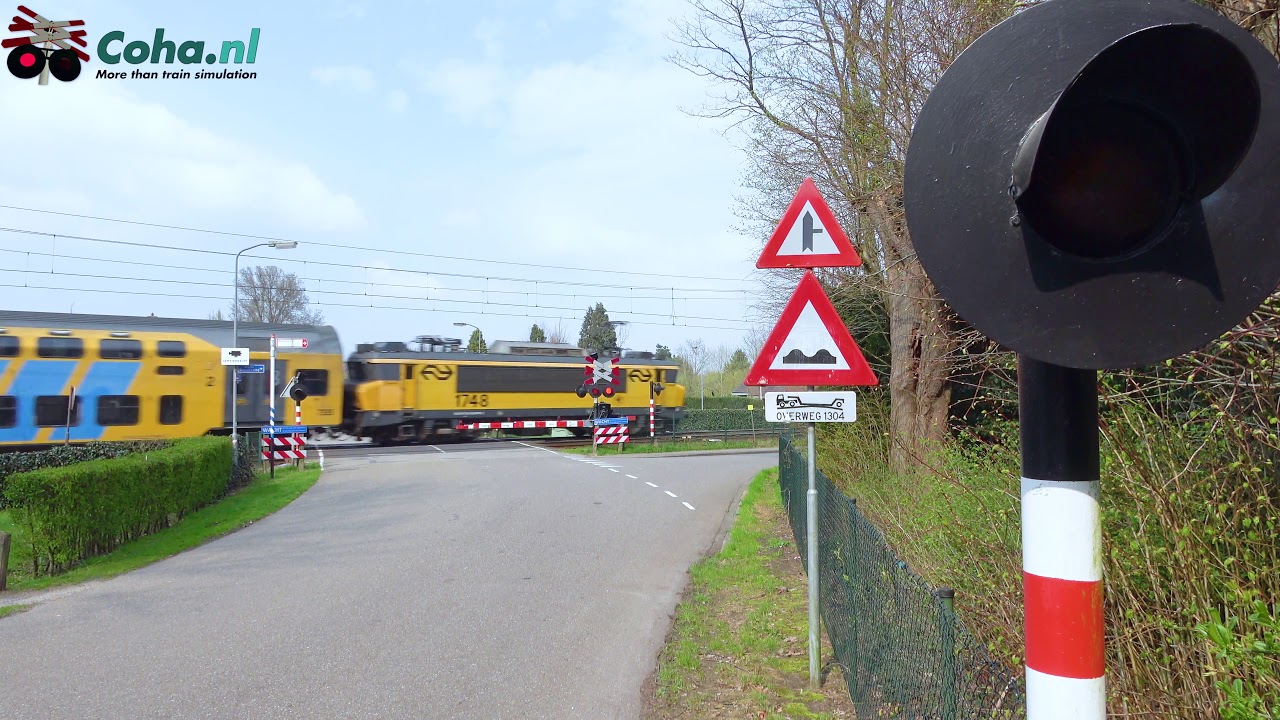 DUTCH RAILROAD CROSSING -😍4k😍- Holthuizerstraat, Twello, Gelderland ...