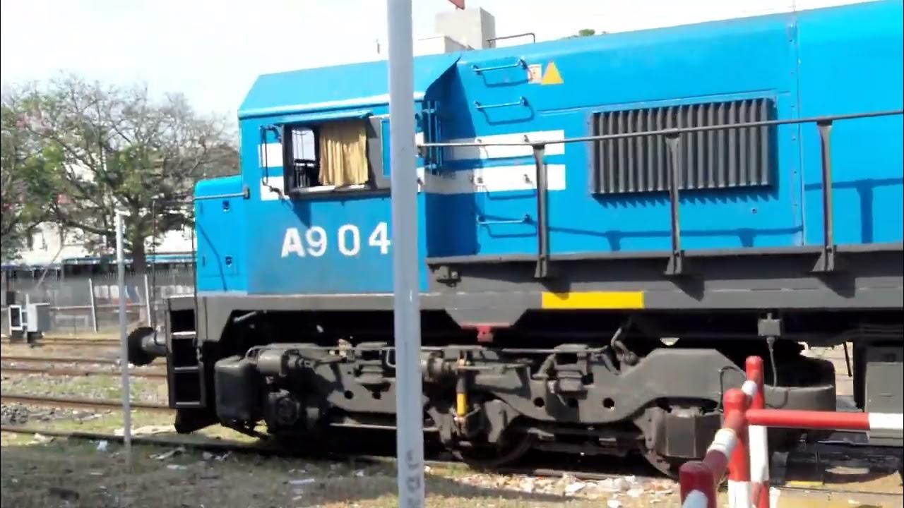 GM GT-22 CW A904 (ex 9038) con tren de pasajeros 4514 Haedo-Temperley de 10.30 saliendo de Haedo ...
