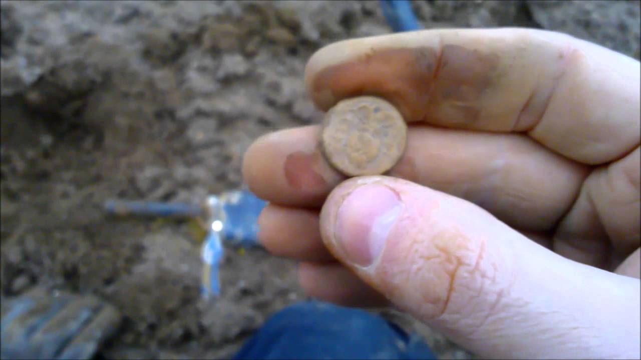 A Melted WW2 Badge + My first Religious Pendant! (hunt 21) - YouTube