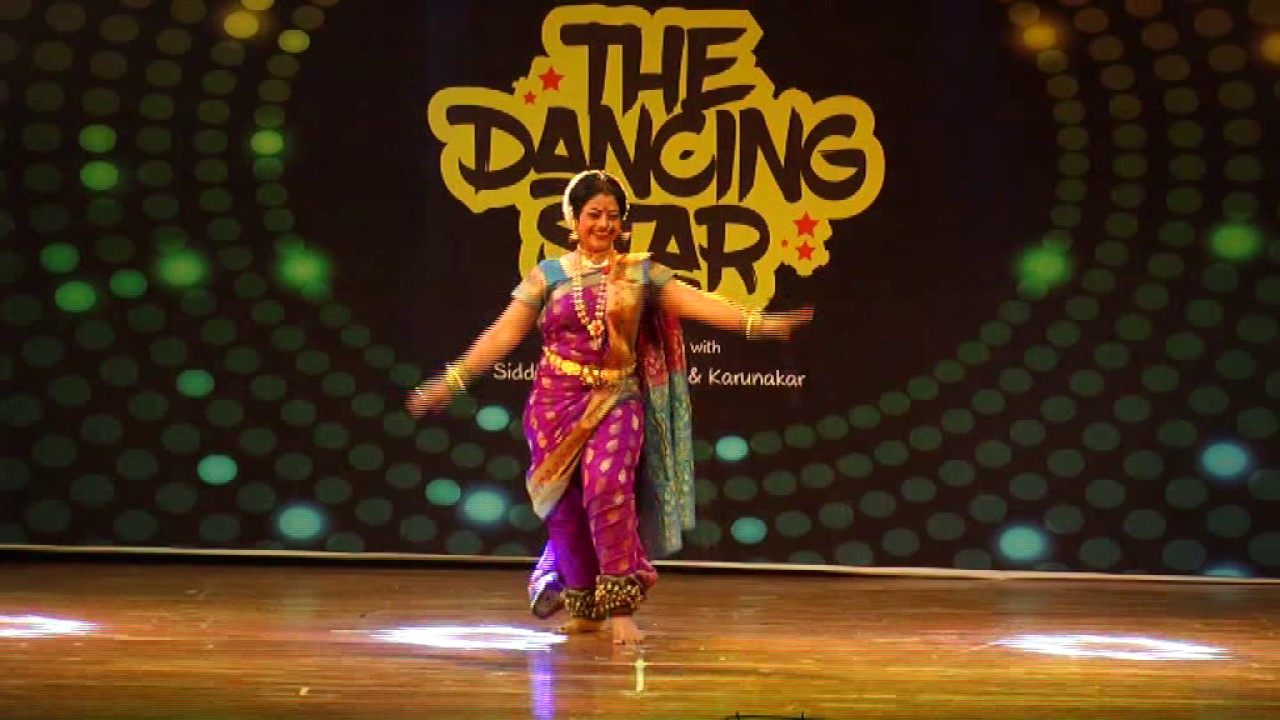 Ata wajale ki bara Performance by Gauri Jadhav/ Marathi film industry ...