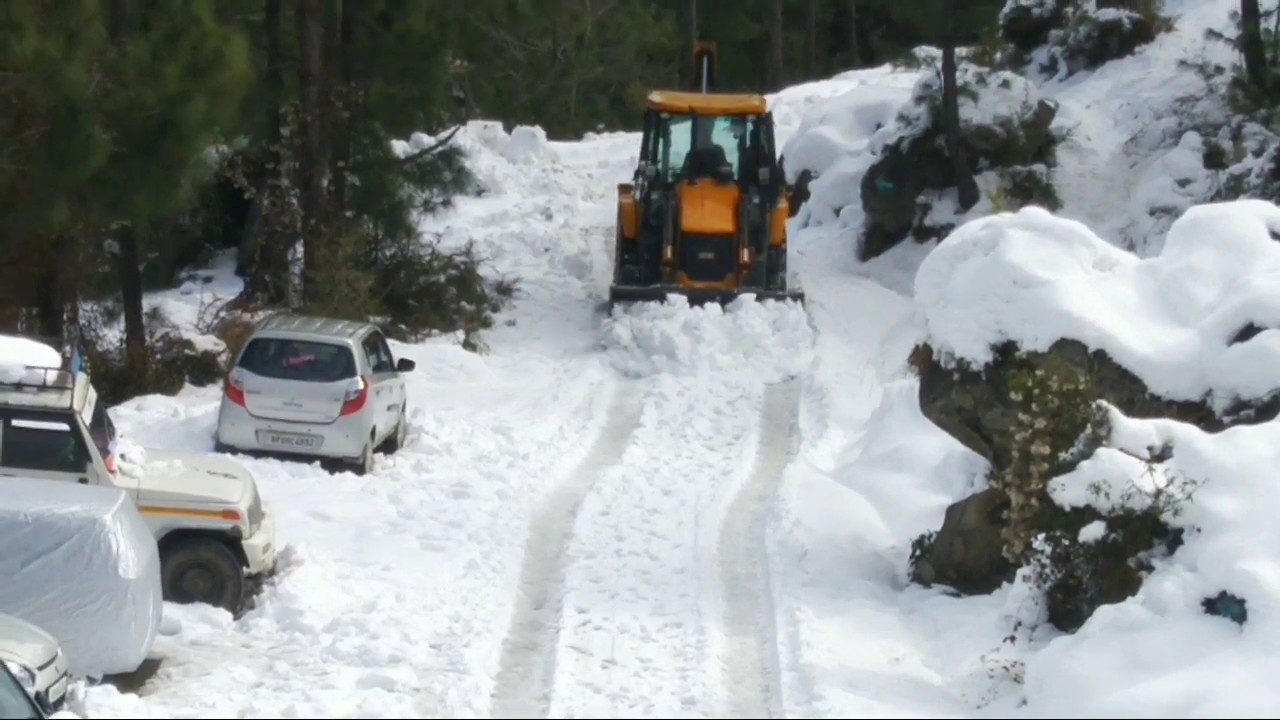 JCB clearing snow from road ||snowfall Shimla || - YouTube
