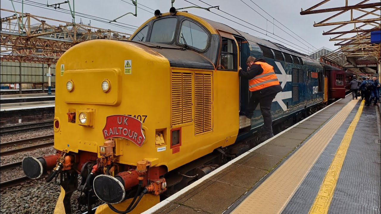 Class 37 407 Blackpool Tower and 60007 Sir Nigel Gresley at Crewe ...