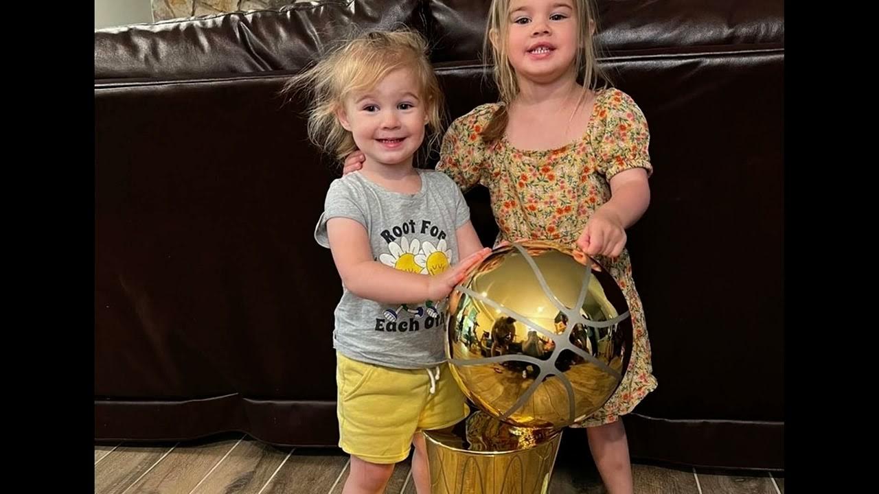 Travis Kelce Reacts to Jason Kelce & Kylie Kelce's Pregnancy News - YouTube