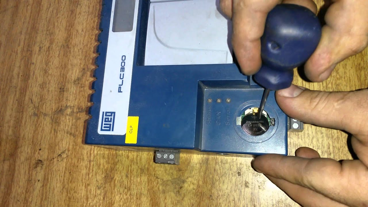 Colocando corretamente a bateria no PLC300 - YouTube