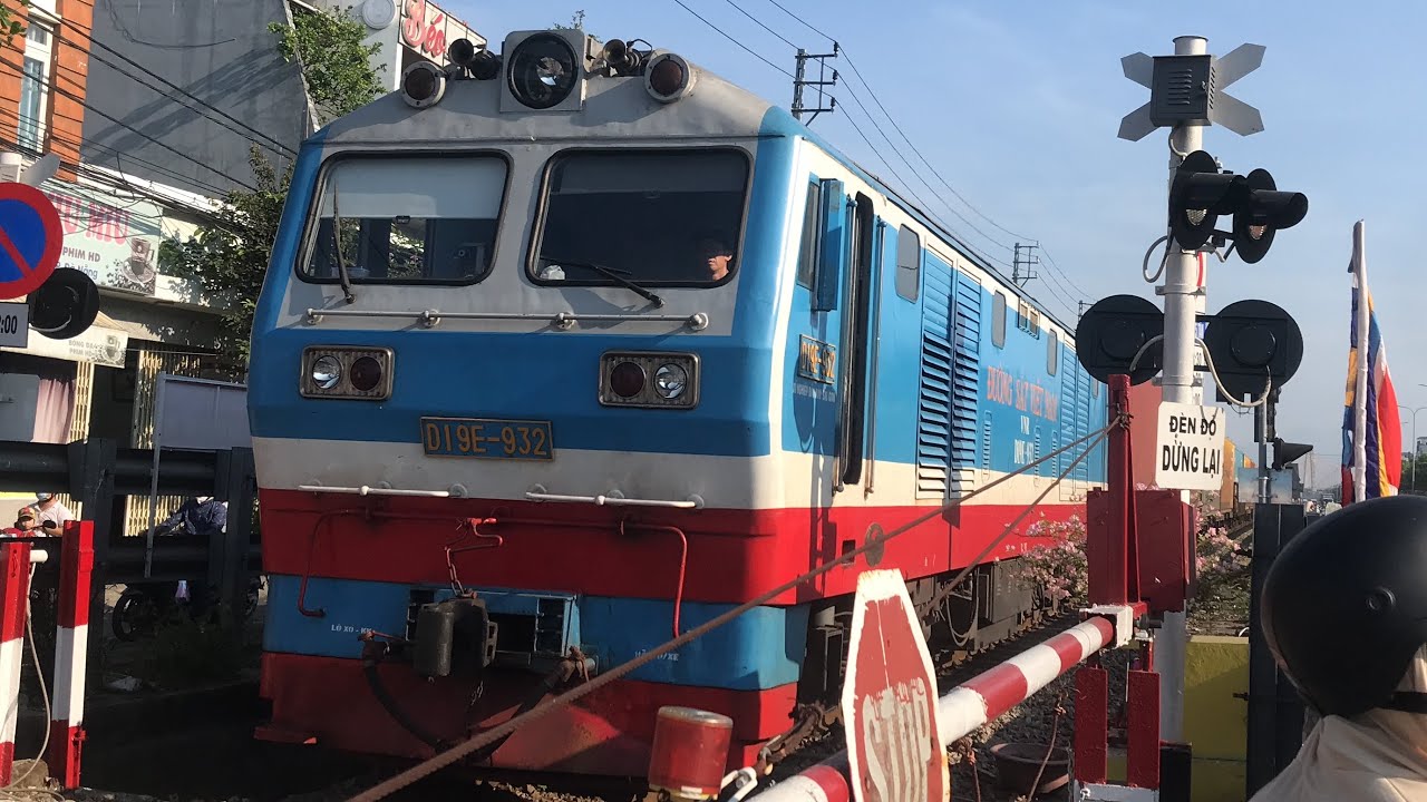 D19E-932 kéo tàu HH9T - YouTube