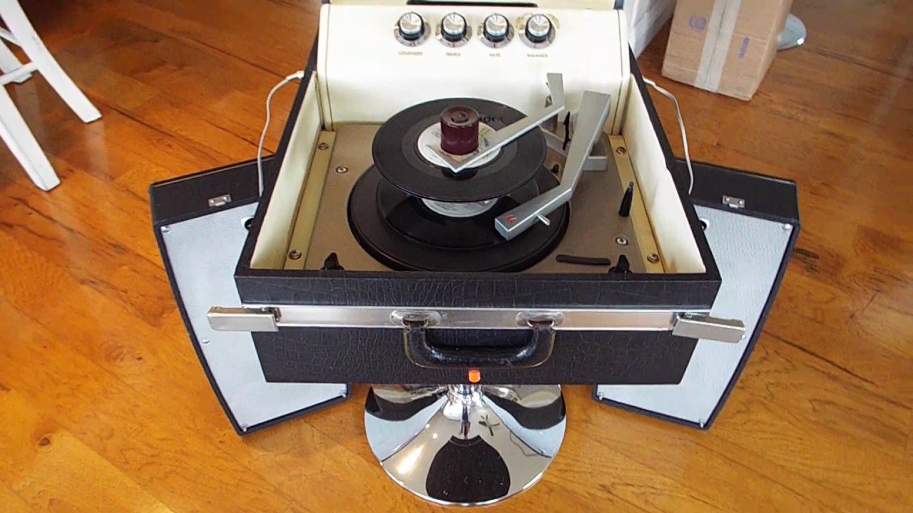 Motorola STEREO HI-FI playing a stack of 45 RPM 7" records. - YouTube