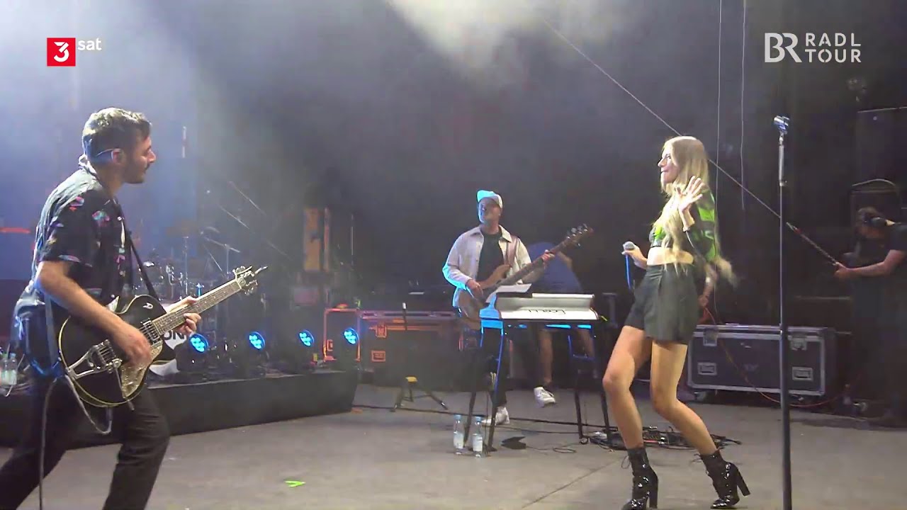 Leony trägt Hot Pants und singt Live auf der Bühne - On Stage - HD - BR ...