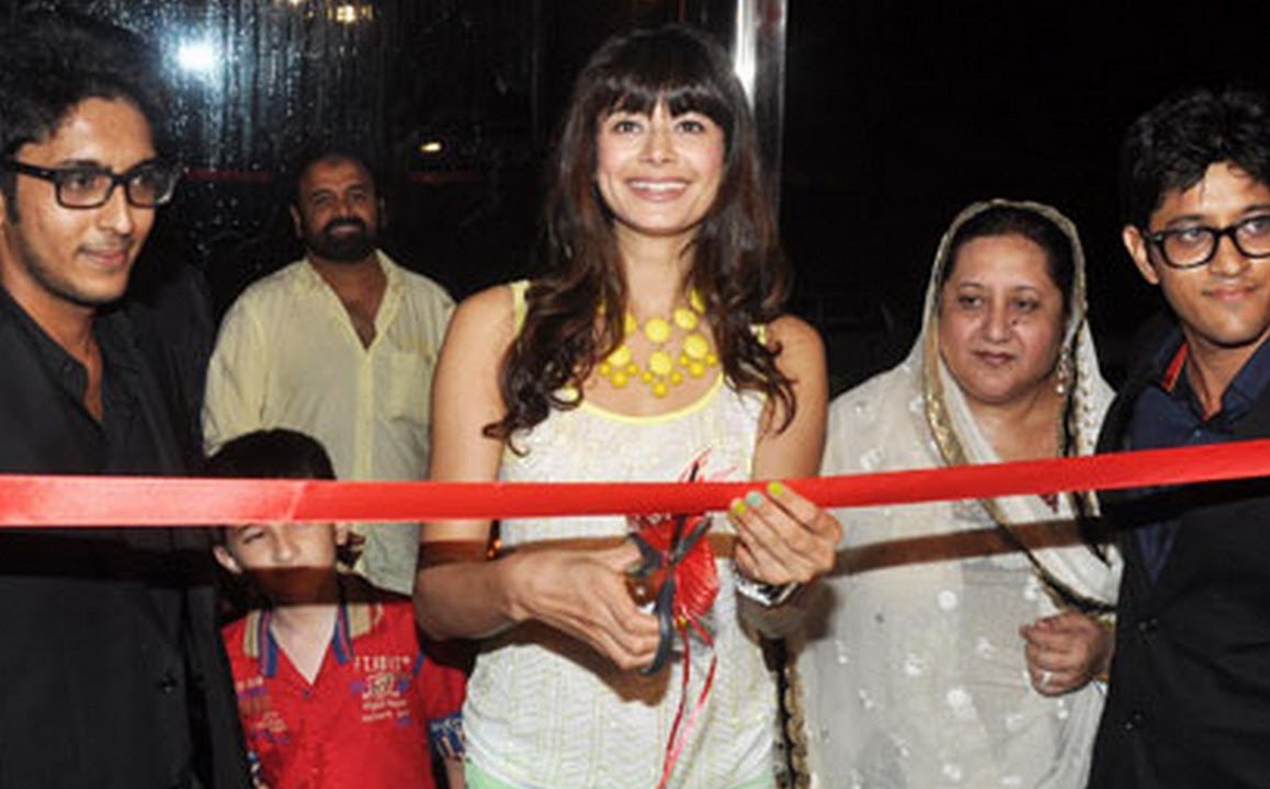 Pooja Batra Back In Bollywood - YouTube