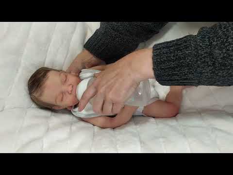 bebe reborn de silicona Mia tomando biberón