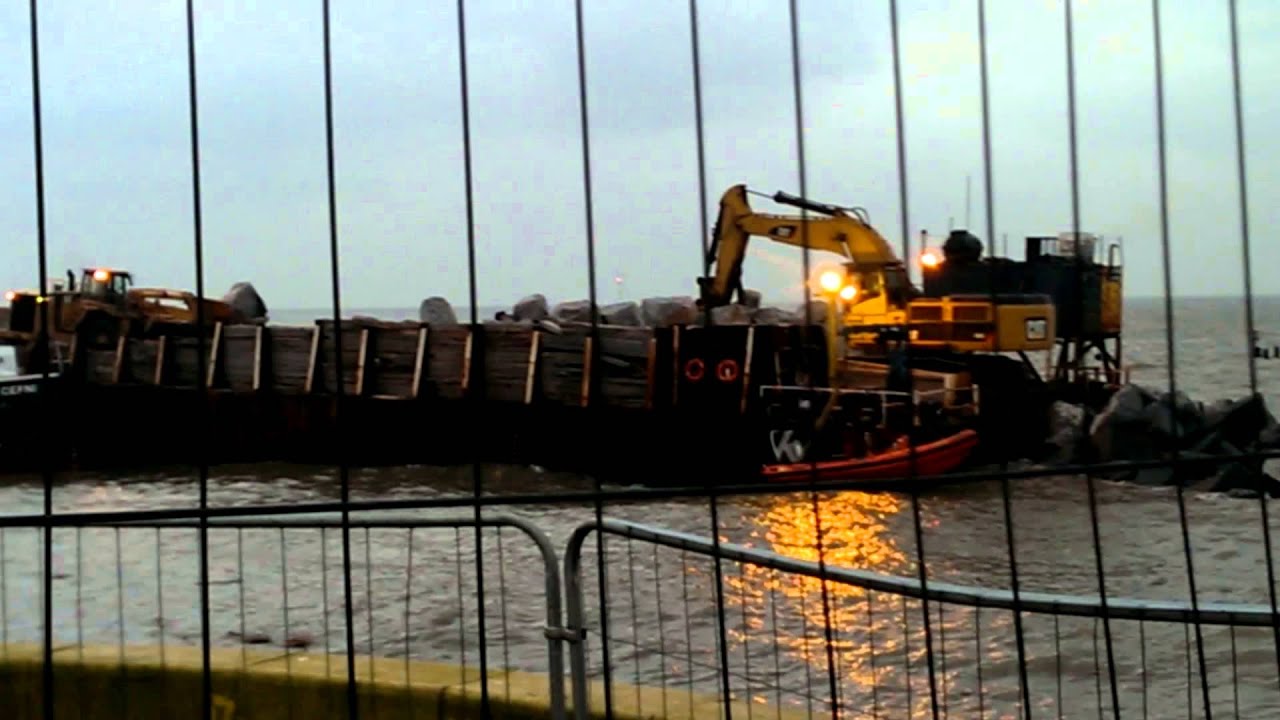 Lowestoft new sea defences - YouTube