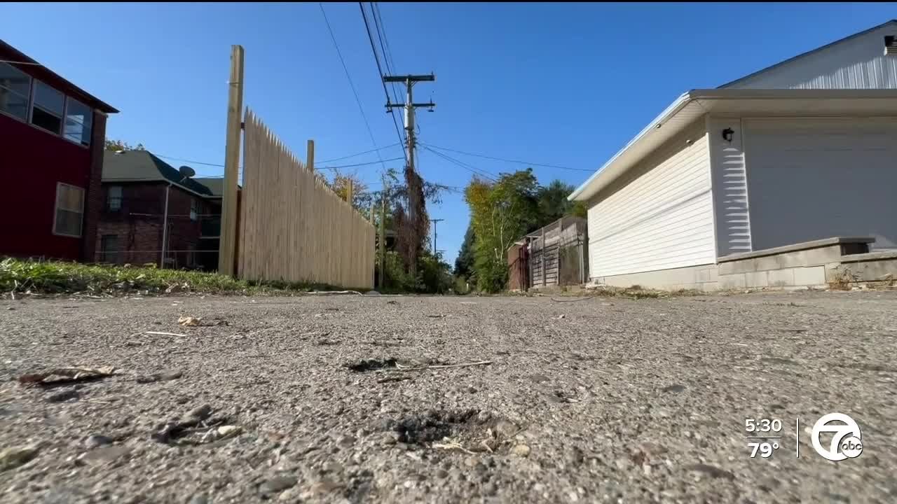 Progress made in cleaning up alleyways in Detroit - YouTube