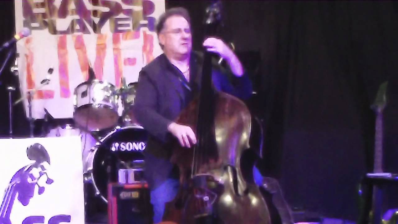 Bass player live!!2011 - Brian Bromberg - YouTube
