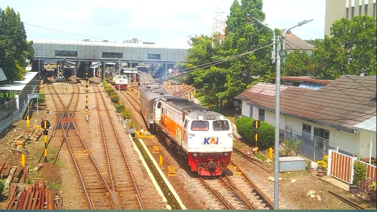 Kedipan Lampu & Lambaian Tangan Dari Ruang Kokpit Kereta Malabar - YouTube