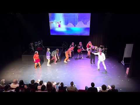Scooby Doo and the Ampliphantom. (a Scooby Doo play)