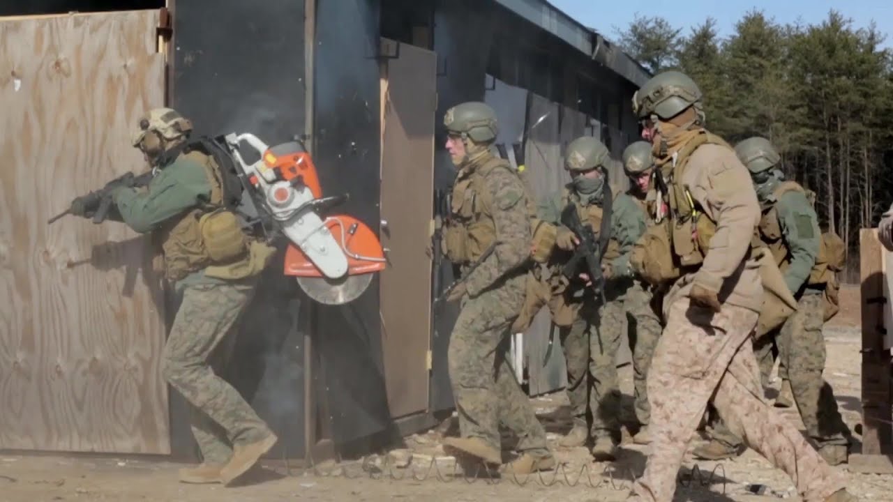 US Marines • Water Charge Explosions • Methods of Entry School - YouTube