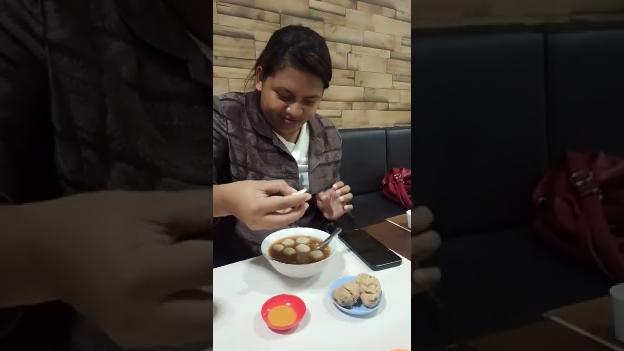 Menikmati Bakso Ati Raja di Gunung Merapi Makassar - YouTube