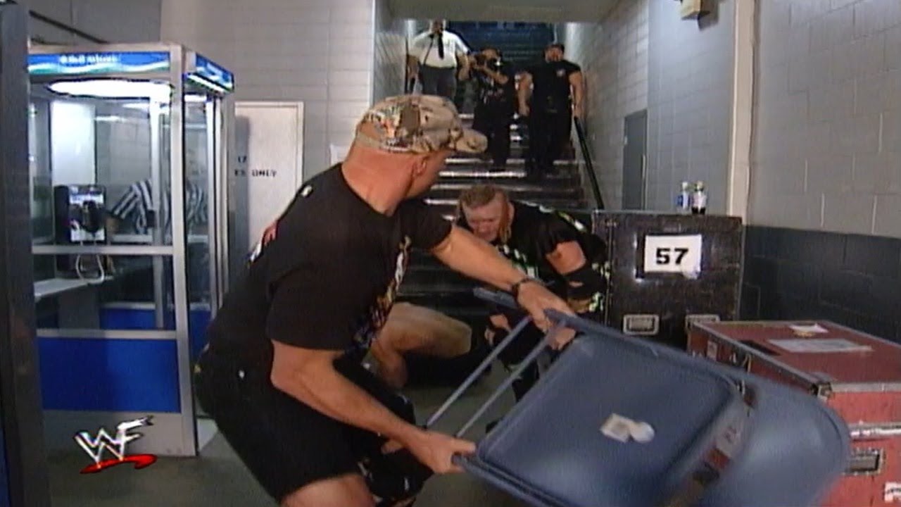 Stone Cold Assaults Road Dogg 9/28/2000 - YouTube