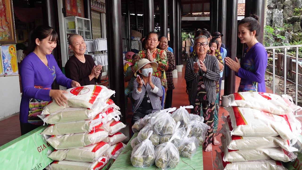Anh Ở Sài Gòn Tặng 500 Kí Gạo và 100 Đòn Bánh Tét đến Ông Bà Cô Chú Khó ...