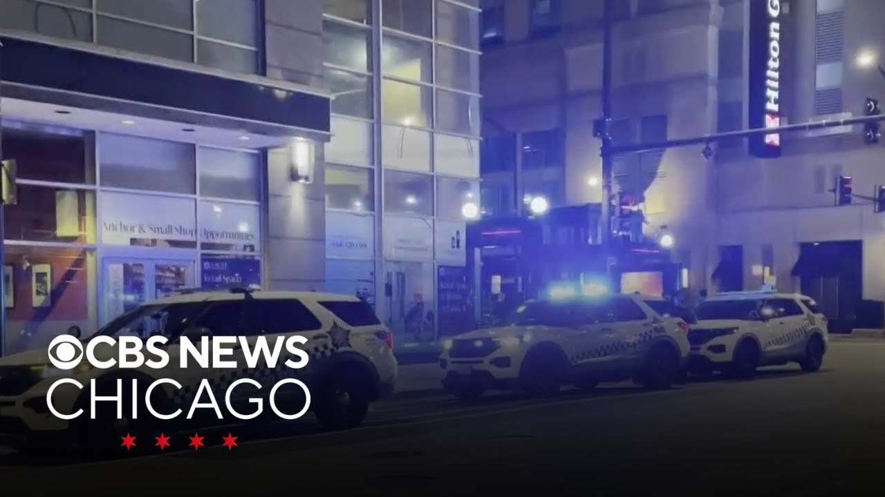 Man robbed at gunpoint by 4 men in downtown Chicago - YouTube