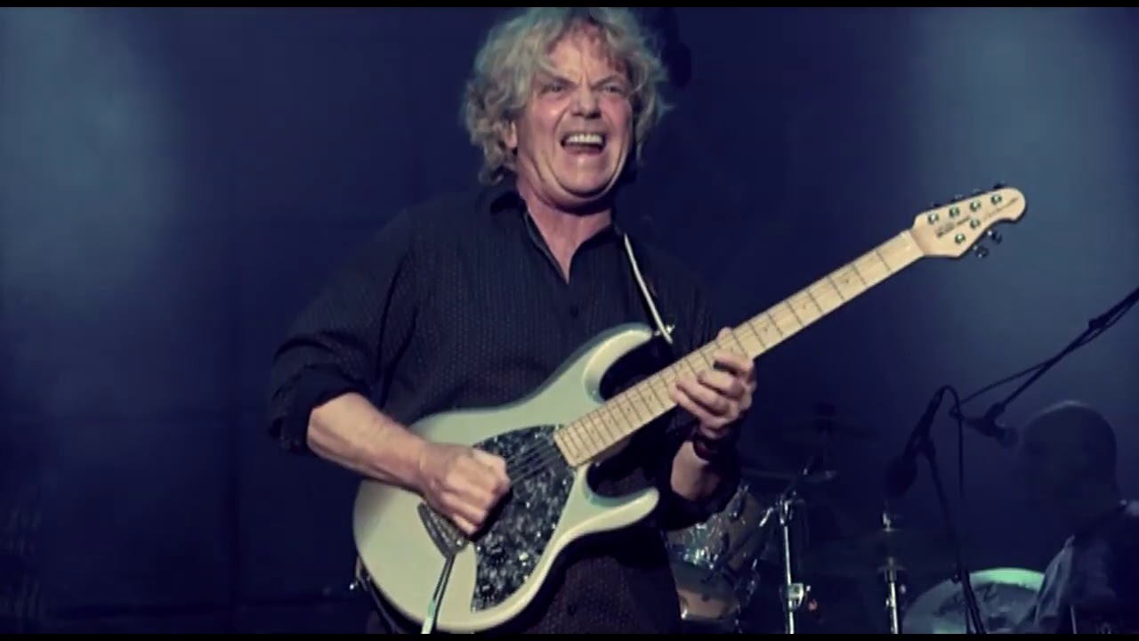 Saga - Help Me Out (Live) - YouTube