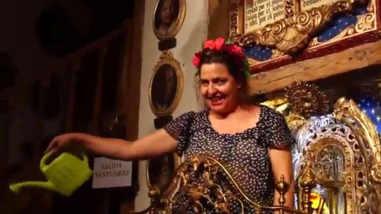 Laura Inclán Cuplés Capilla patólica de Leo Bassi - YouTube