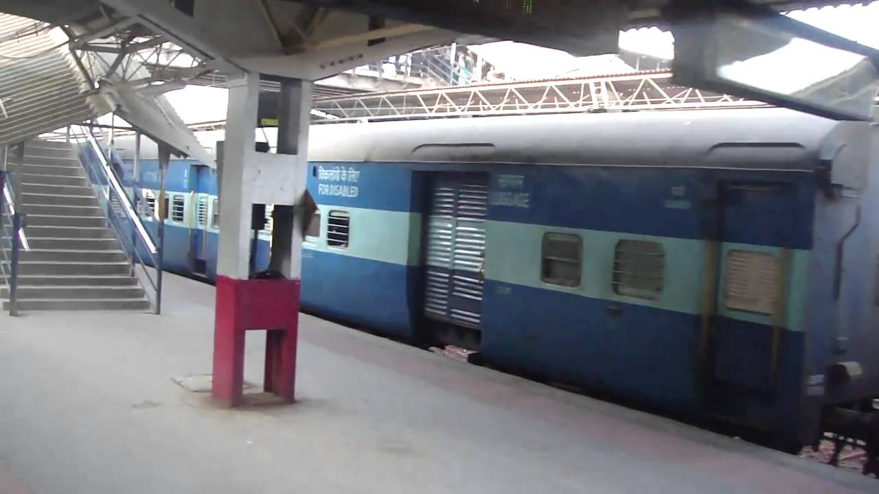 12910 NZM BDTS Garibrath Express at Andheri crossing 12471 Swaraj ...
