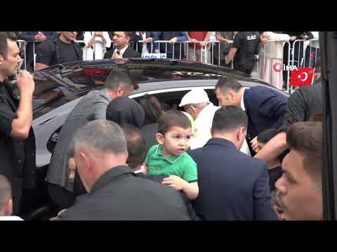 Cumhurbaşkanı Erdoğan, Rize’de cuma namazını Sahil Camii'nde kıldı