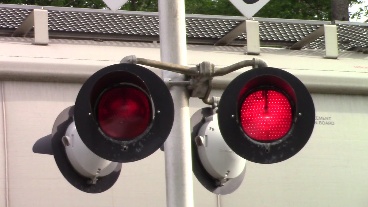 Safetran 12 inch Incandescent Lights Flashing - YouTube