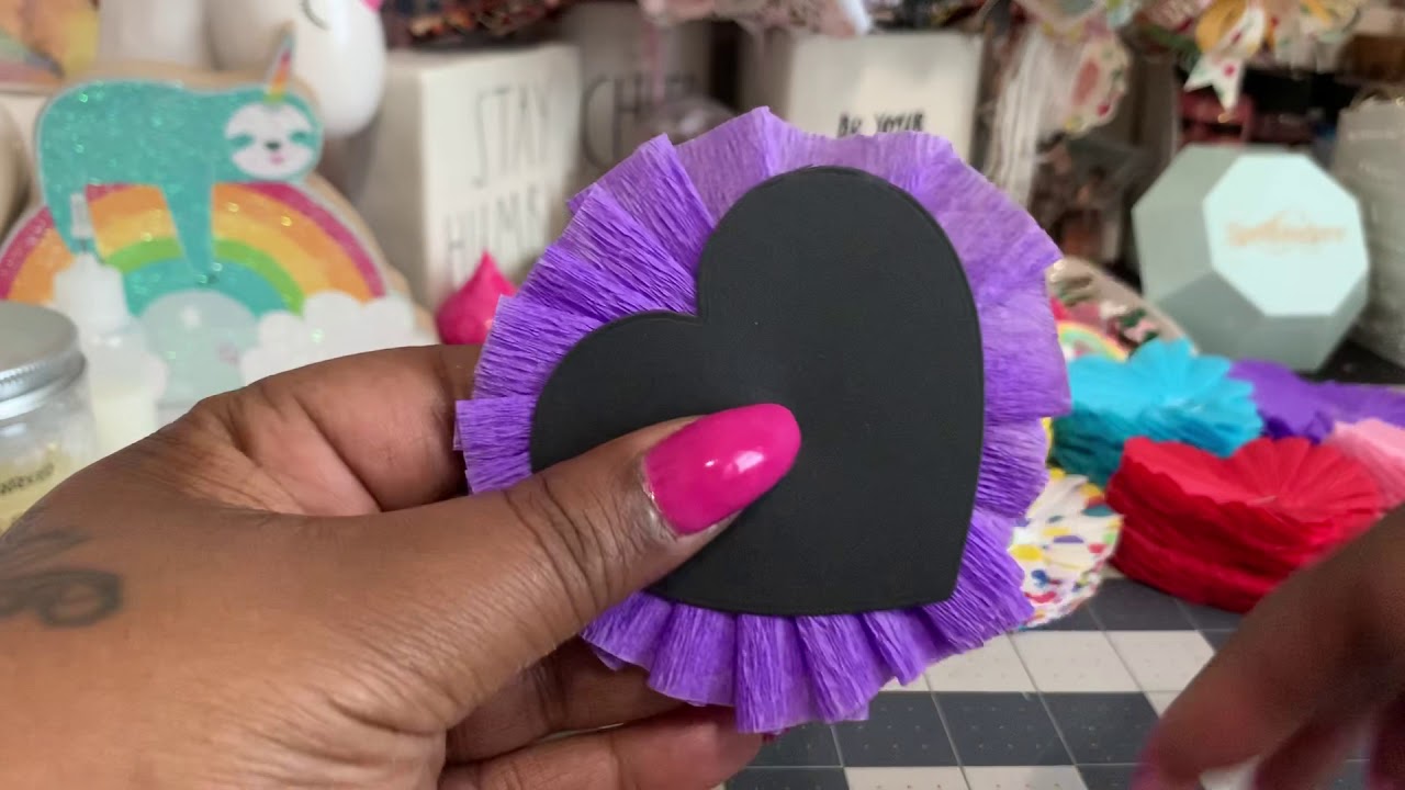 Tutorial heart shaped crepe paper rosettes! - YouTube