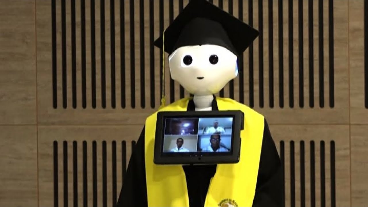 Colombia, laurea virtuale con robot in toga e cappello - YouTube