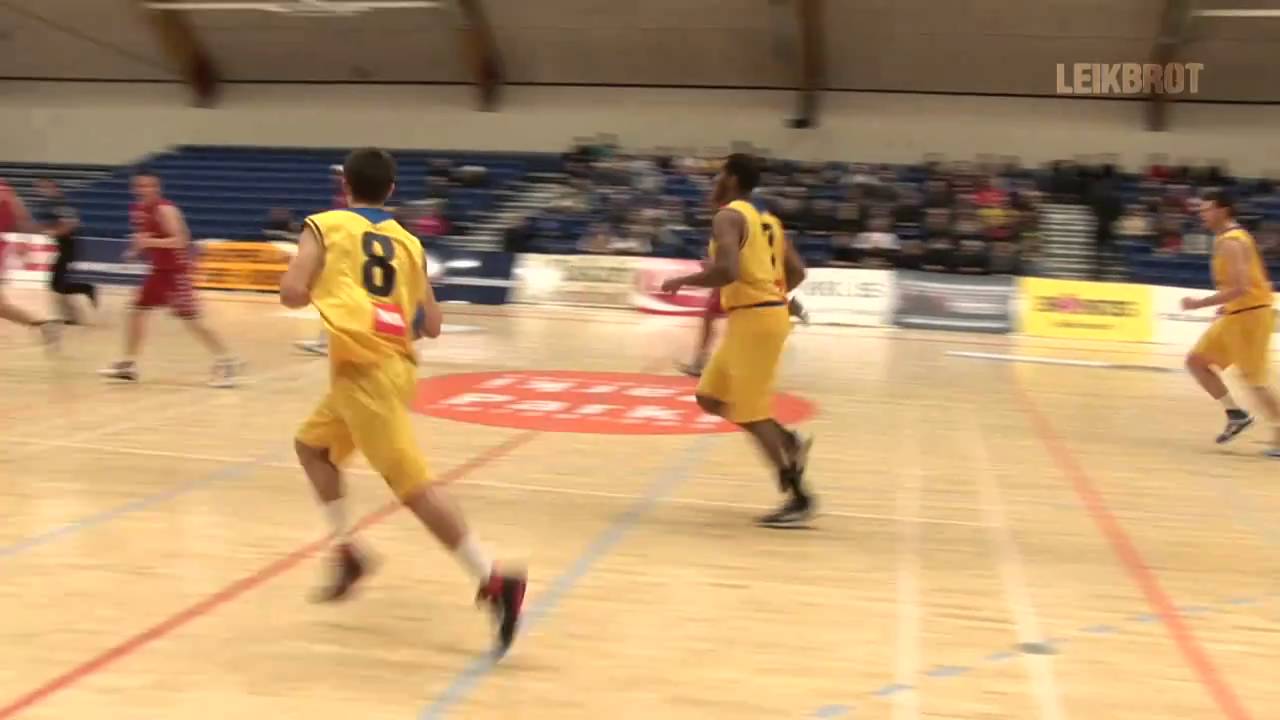 FAIL backpedaling basketball player falls on his ass (Ægir setur Sævar ...