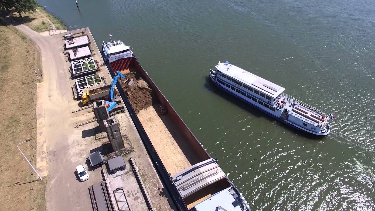 Prominent aan het lossen boven de sluis van Linne - YouTube