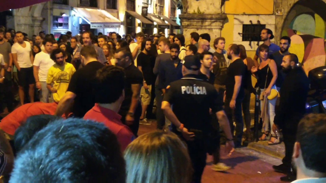Liverpool bar lisbon - bouncer attacks reveller (fight) - YouTube