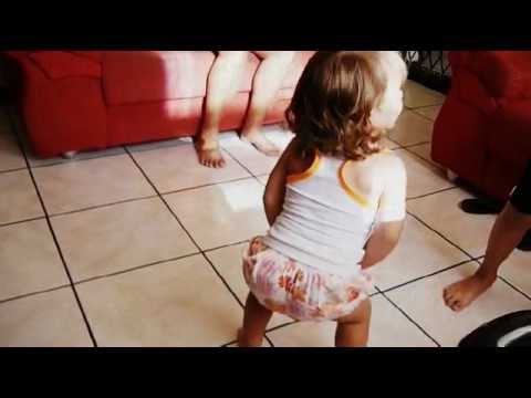 Giovanna dançando treinamento do bumbum..