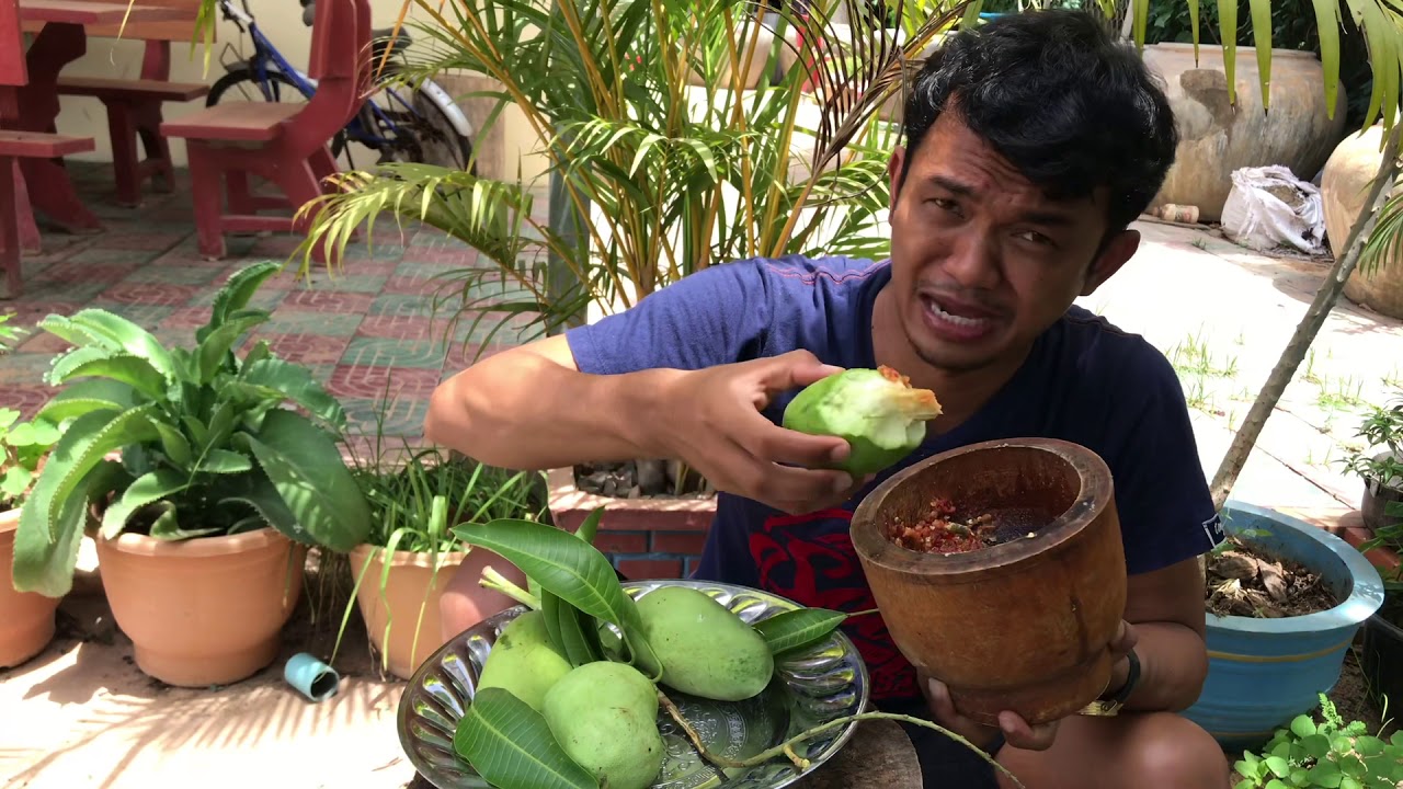 Eating Mango with salt chili - YouTube