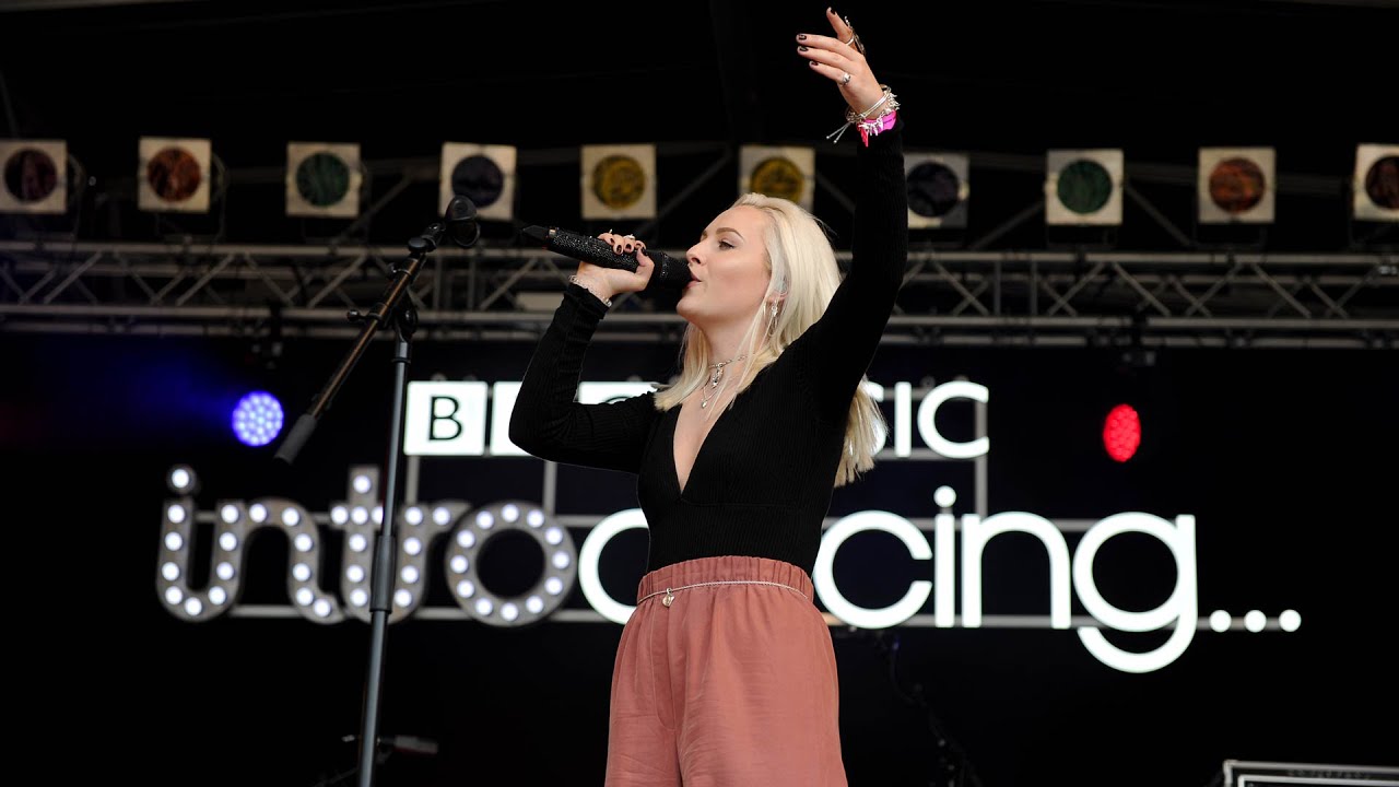 Shannon Saunders - Pure (Radio 1's Big Weekend 2016) - YouTube