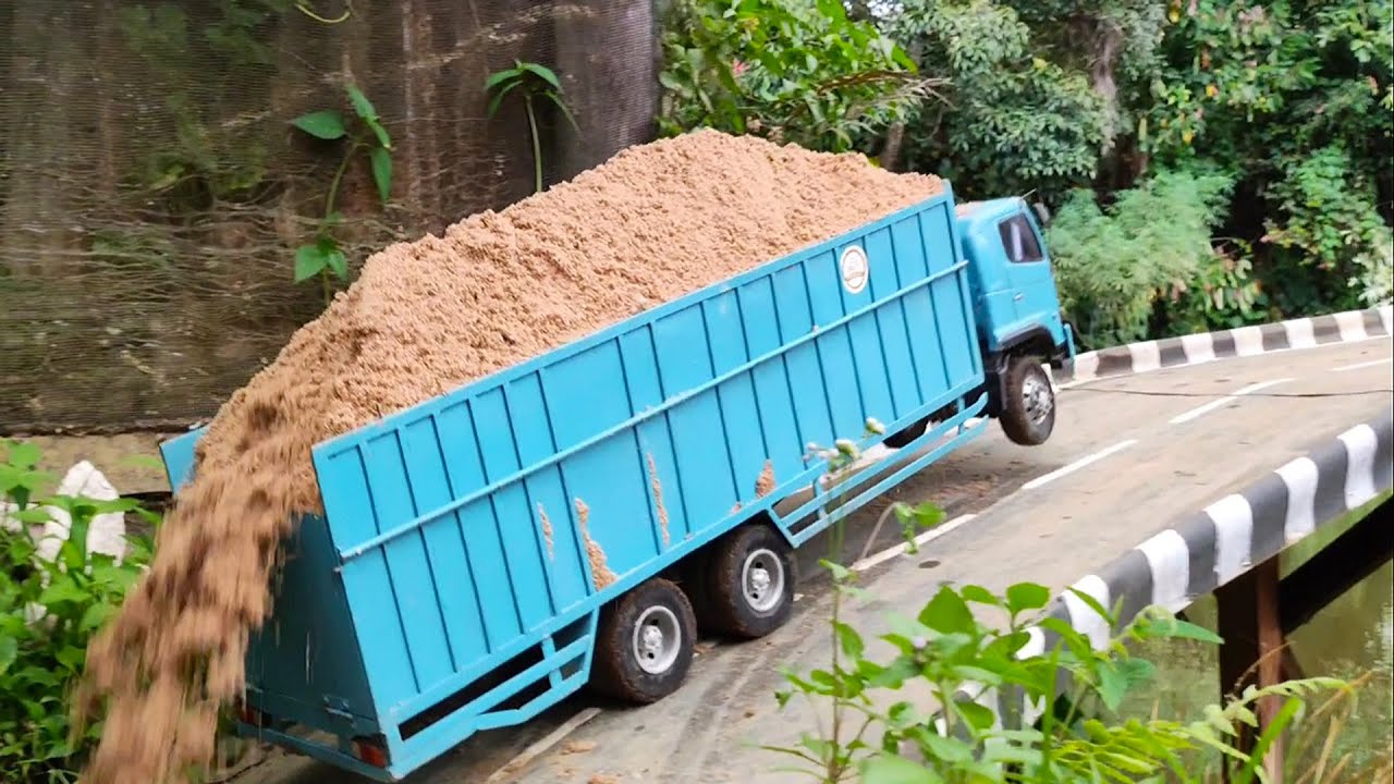 Begini Skill Supir Truk Sumatra Hino 500 Tronton Truk Pasir Bermuatan ...