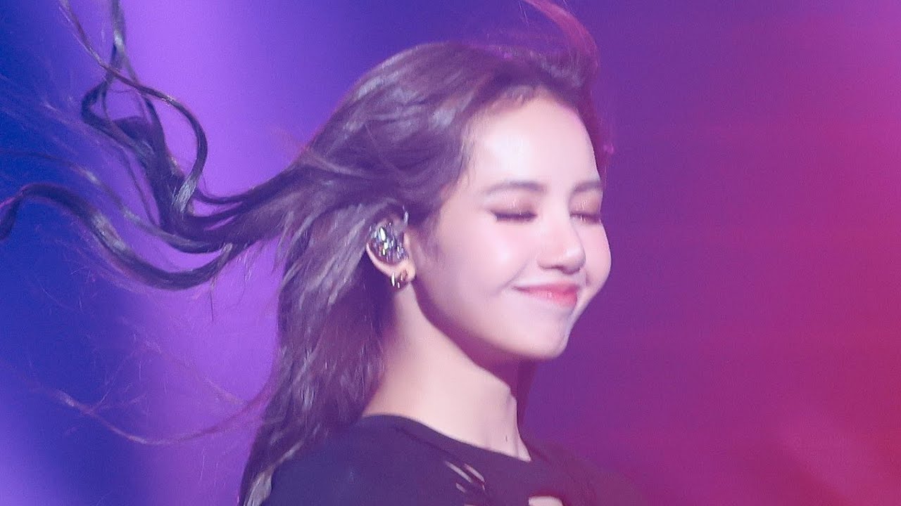 BLACKPINK Lisa Looks Breathtaking Without Her Signature Bangs At Their ...