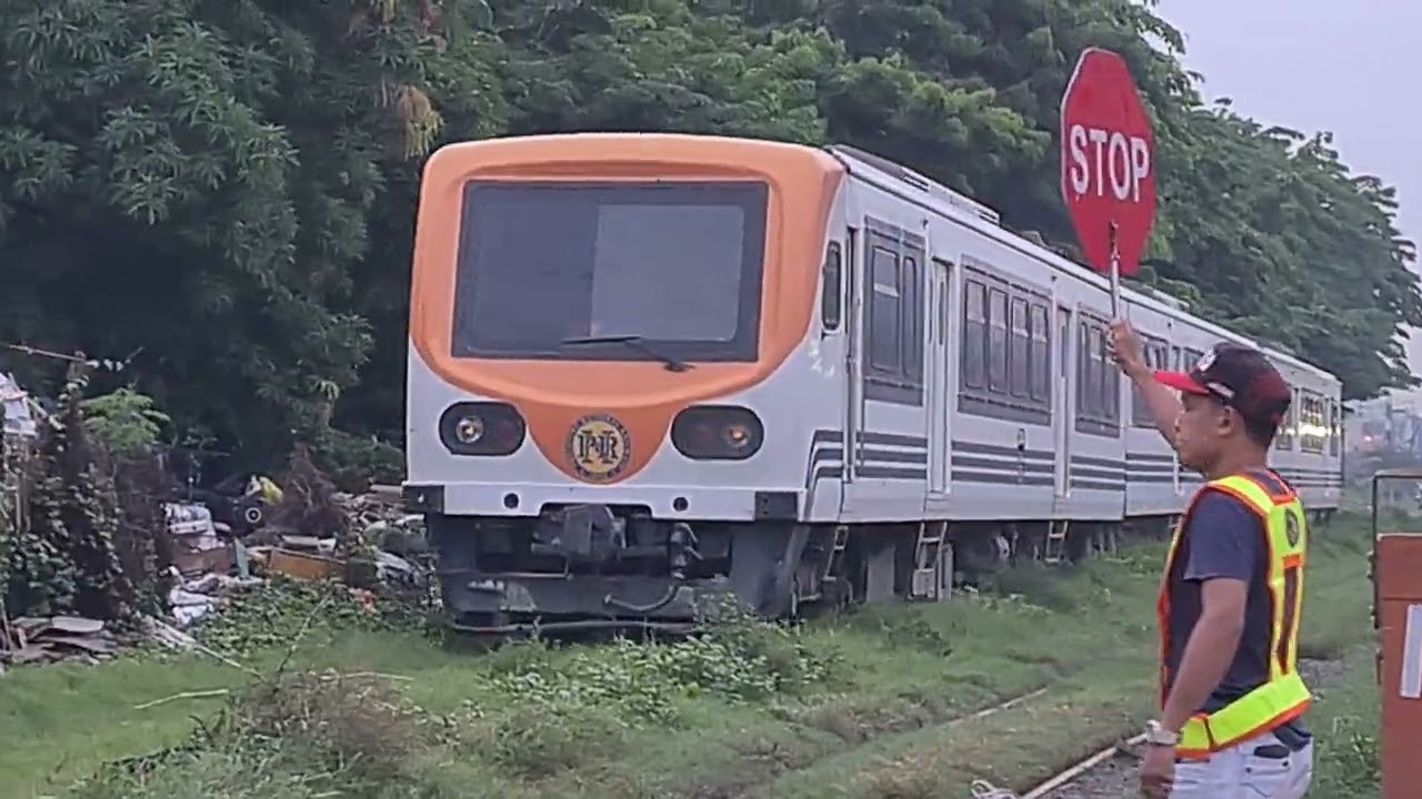 PNR Hyundai Rotem DMU & DEL 921 Meet at G. Tuazon Crossing - YouTube