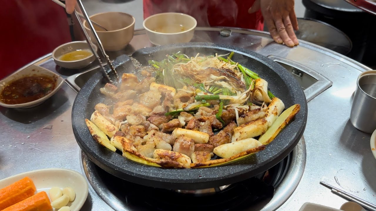 My Favorite Korean Food! Grilled Beef Intestines Gopchang - YouTube