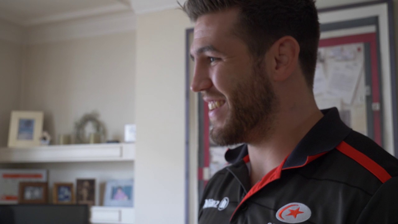 Will Fraser Delivers 2017/18 Kit to Young Fan - YouTube