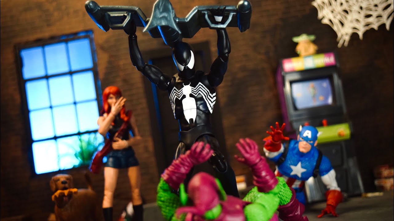 Medicom Mafex Black Suit Spider-Man Action Figure Review | Secret Wars ...