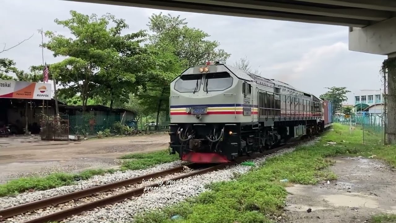 KTMB Class 26112 Tanjung Piandang locomotive with container wagons ...