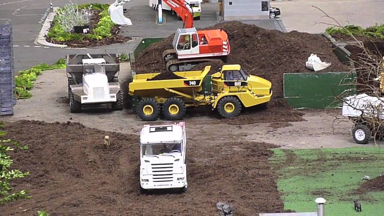 Trucks and diggers - Model show in Germany - YouTube