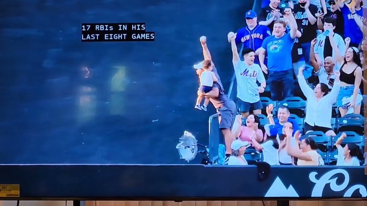 Amazing Mets fan with baby in hand catches home run ball over center ...